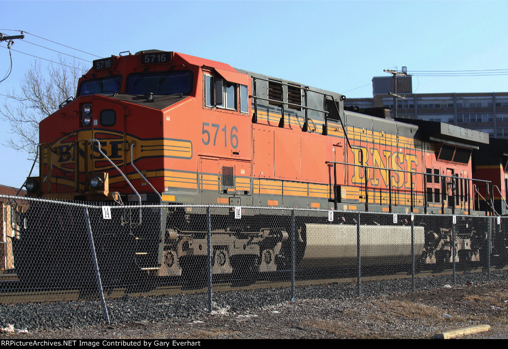 BNSF 5716